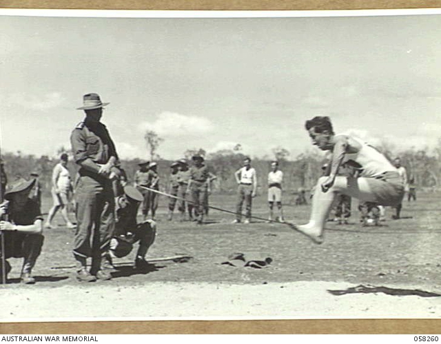 WONDECLA, QLD. 1943-10-09. NX2361 SERGEANT R.H. LOVETT OF THE 6TH ...