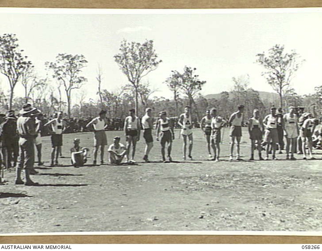 WONDECLA, QLD. 1943-10-09. COMPETITORS LINED UP FOR THE START OF THE ...