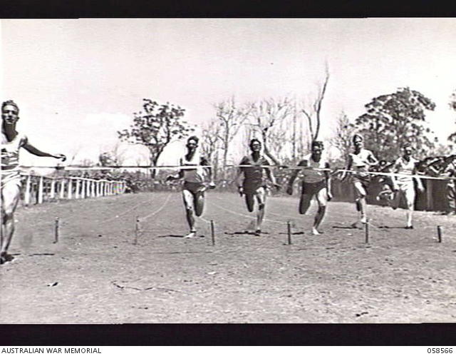 WONDECLA, QLD. 1943-10-09. FINISH OF THE 100 YARDS SPRINT FINAL AT THE ...