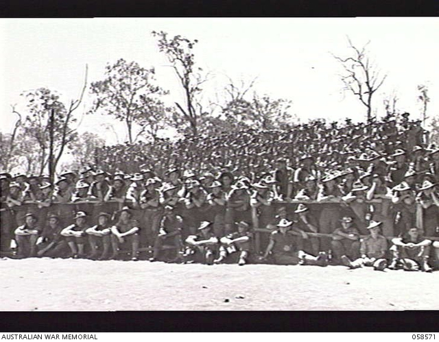 WONDECLA, QLD. 1943-10-09. SPECTATORS AT THE 6TH AUSTRALIAN DIVISION ...
