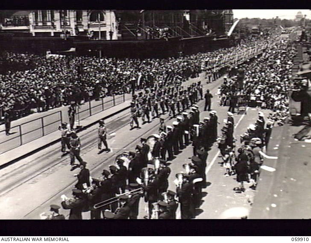 MELBOURNE, VIC. 1943-11-18. TROOPS OF THE 2/5TH INFANTRY BATTALION ...