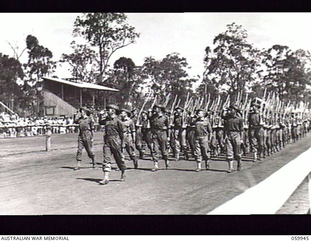 WONDECLA, QLD. 1943-11-05. TROOPS OF THE 6TH AUSTRALIAN DIVISION, GIVE ...