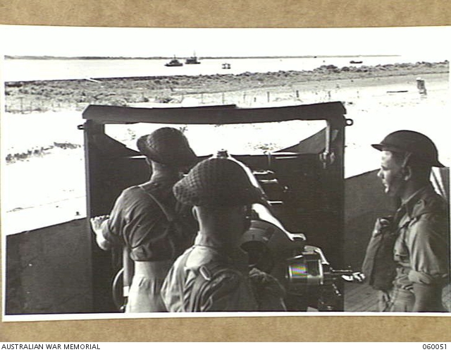 LYTTON, QLD. 1943-11-12. GUN CREW OF A 4.7 INCH NAVAL GUN AT FORT ...