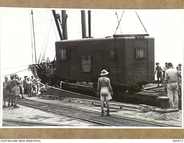 DARWIN, AUS. 1943-11-11. TROOPS OF THE 5TH AUSTRALIAN DOCKS OPERATING ...