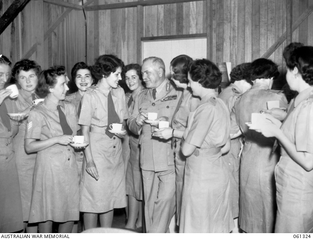BRISBANE, QLD. 1943-12-05. THE COMMANDER IN CHIEF CHATTING TO MEMBERS ...