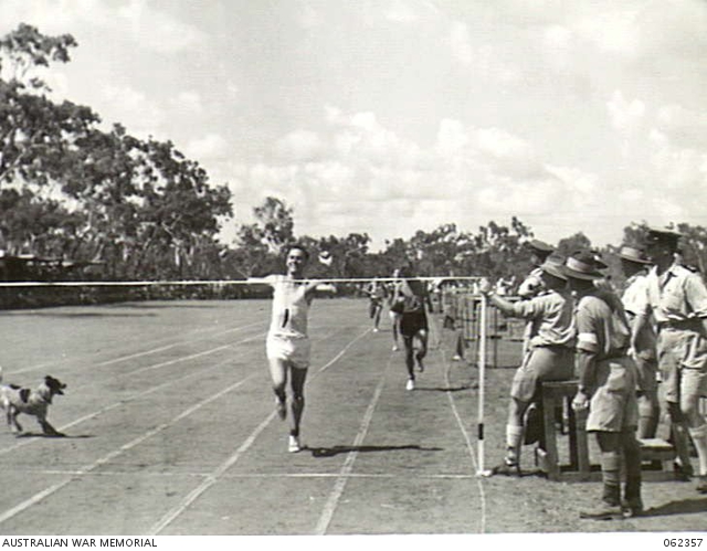 39 MILE, NT. 1943-12-31. WX28033 SAPPER G. TEMPEST WINNING THE 880 ...