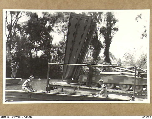 SOUTHPORT, QLD. 1944-01-13. TROOPS OF THE 4TH ARMOURED BRIGADE ERECTING ...
