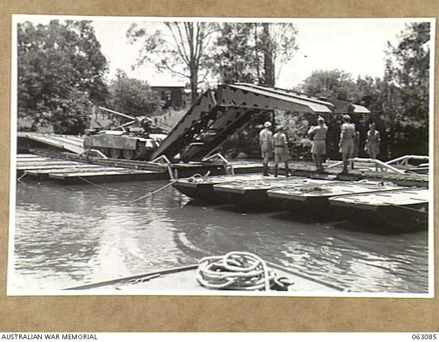 SOUTHPORT, QLD. 1944-01-13. TROOPS OF THE 4TH ARMOURED BRIGADE ERECTING ...