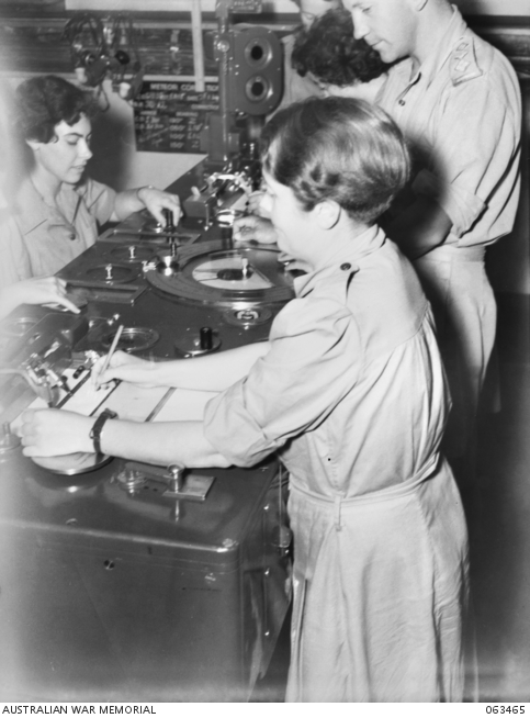 SYDNEY, NSW. 1944-01-20. MEMBERS OF THE NORTH HEAD BATTERY, SYDNEY ...