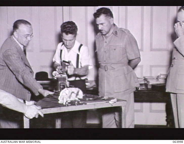 SYDNEY, NSW. 1944-02-01. MR ZIMMERMAN, THE INVENTOR OF A SPECIAL ...