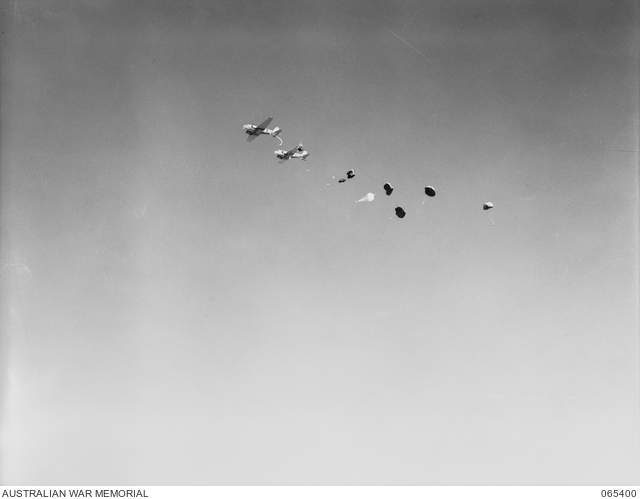 RICHMOND, NSW. 1944-03-24. MEMBERS OF THE 1ST PARATROOP BATTALION DOING ...