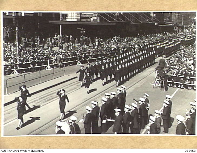 MELBOURNE, VIC. 1944-04-14. MEMBERS OF THE WRANS APPROACHING THE ...