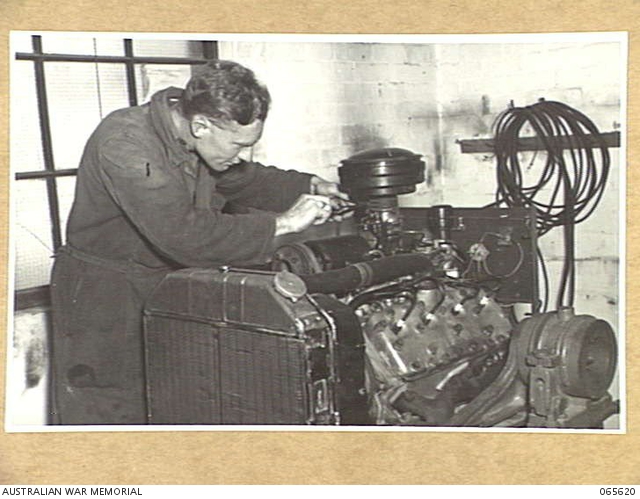 MOORE PARK, SYDNEY, NSW. 1944-04-12. NX90127 CRAFTSMAN R. HUTTON DOING ...