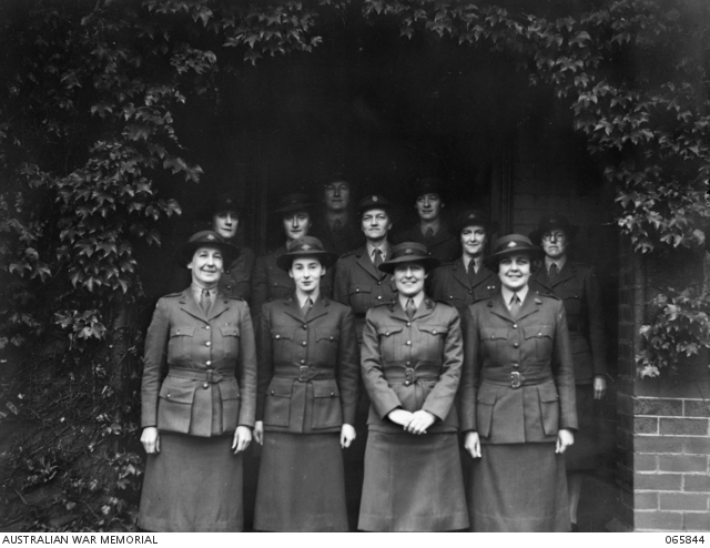 MELBOURNE, VIC. 1944-04-25. GROUP PORTRAIT OF SENIOR AUSTRALIAN WOMEN'S ...