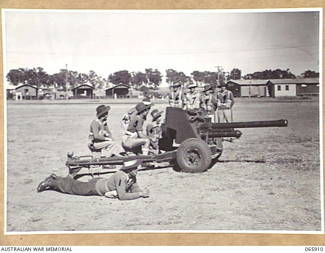 BATHURST, NSW. 1944-04-18. TROOPS TRAINING ON A 6 POUNDER TANK ATTACK ...