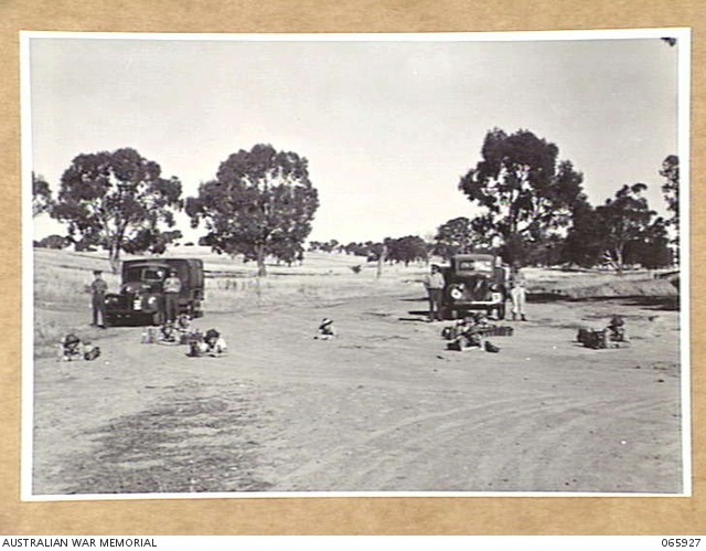 BATHURST, NSW. 1944-04-18. TRAINEES DOING THEIR VICKERS MACHINE GUN ...