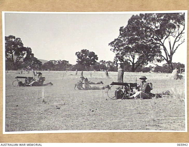 BATHURST, NSW. 1944-04-19. TRAINEES OF THE 1ST MACHINE GUN TRAINING ...