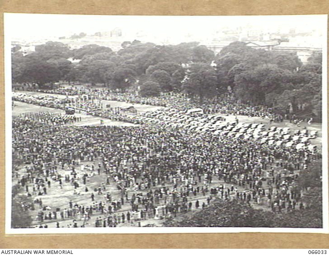 SYDNEY, NSW. 1944-04-25. VIEW OF THE ANZAC DAY SERVICE BEING CONDUCTED ...