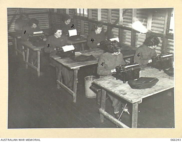 BONEGILLA, VIC. 1944-05-03. TRAINEES OF THE 2ND SIGNALS TRAINING ...
