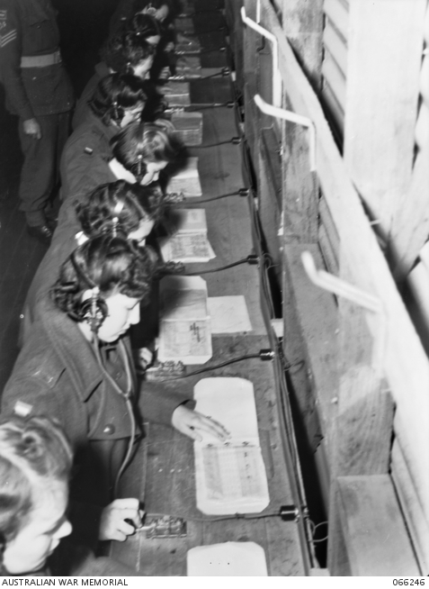 BONEGILLA, VIC. 1944-05-03. TRAINEES OF THE 2ND SIGNALS TRAINING ...