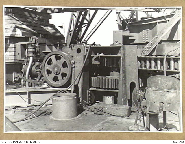 SYDNEY, NSW. 1944-05-10. SLEWING GEAR OF AN 80 TON FLOATING CRANE ...