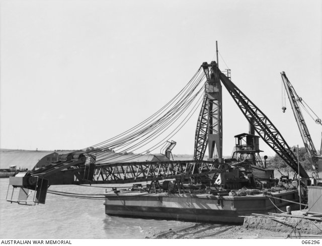 SYDNEY, NSW. 1944-05-10. VIEW OF THE FORWARD END OF THE 80 TON FLOATING ...