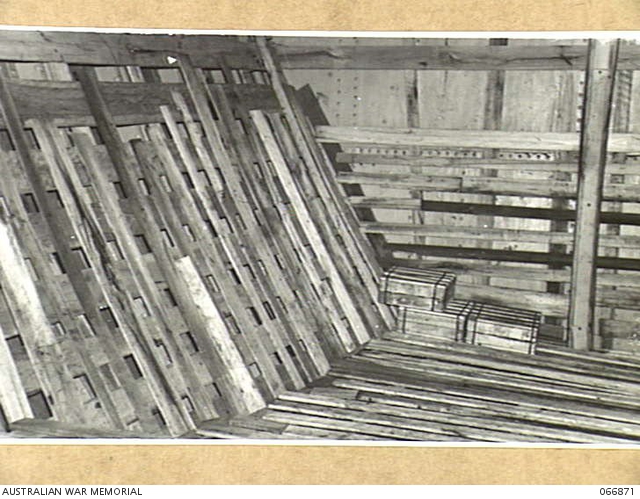 SYDNEY, NEW SOUTH WALES, AUSTRALIA. 1944-06-09. DUNNAGING IN POSITION ...