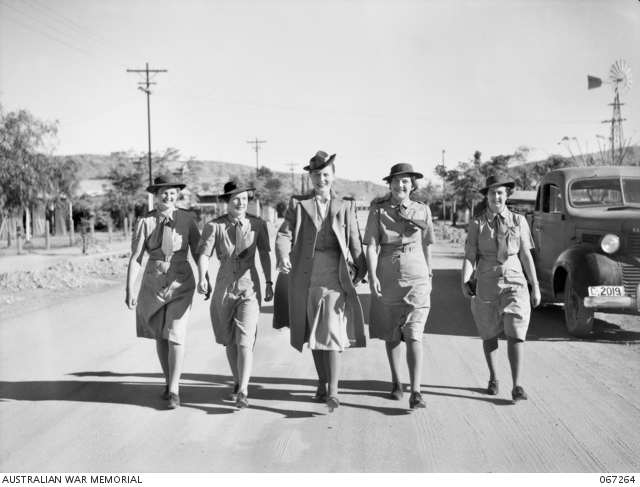 ALICE SPRINGS, NT. 1944-06-29. DR. EDITH SUMMERSKILL, A MEMBER OF THE ...