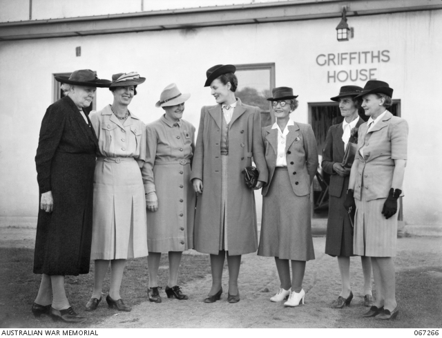 ALICE SPRINGS, NT. 1944-06-29. DR. EDITH SUMMERSKILL (4) A MEMBER OF ...