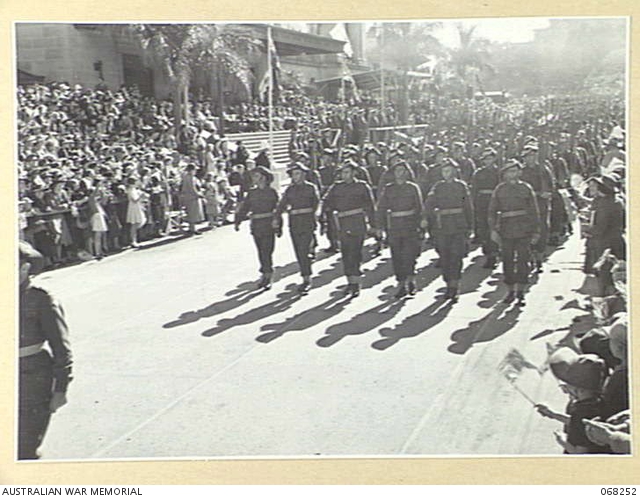 BRISBANE, QLD. 1944-08-08. MEMBERS OF THE 7TH DIVISION MOVING PAST THE ...