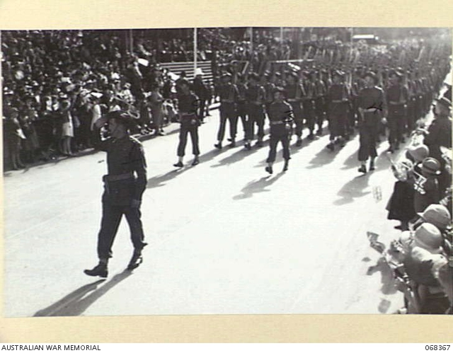 BRISBANE, QUEENSLAND, AUSTRALIA. 1944-08-08. TROOPS OF THE 2/33RD ...