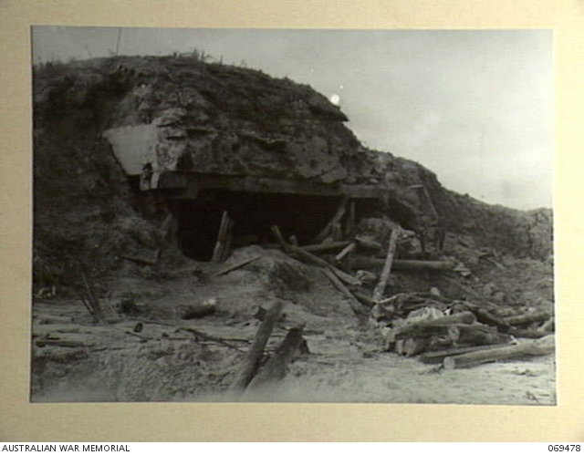 BALIKPAPAN, BORNEO. 1946. A BADLY BOMB DAMAGED JAPANESE 120MM NAVAL ...