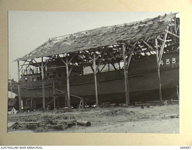 BALIKPAPAN, BORNEO. 1946. SHIP NO. 433 (APPROXIMATELY 115 FEET LONG ...