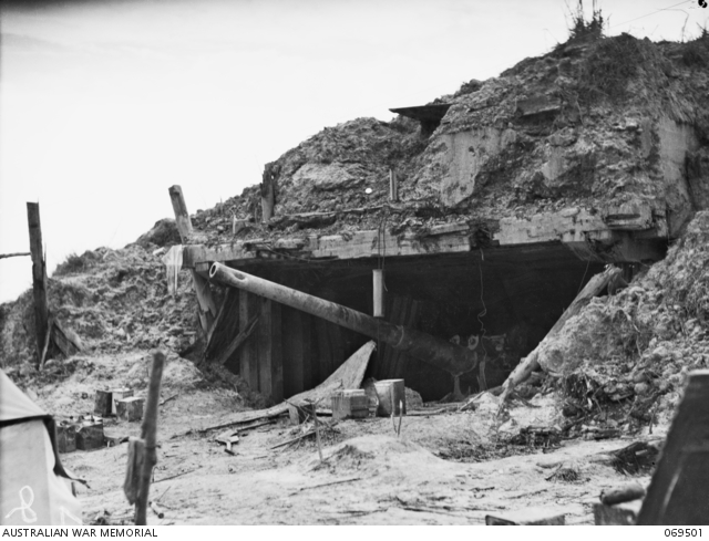 BALIKPAPAN, BORNEO. 1946. ONE OF THE TWO JAPANESE 120MM NAVAL COAST ...