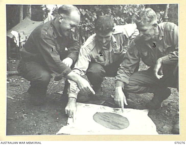 NX137271 Pte Reginald Bruce Woolbank (centre) pictured with a Japanese ...