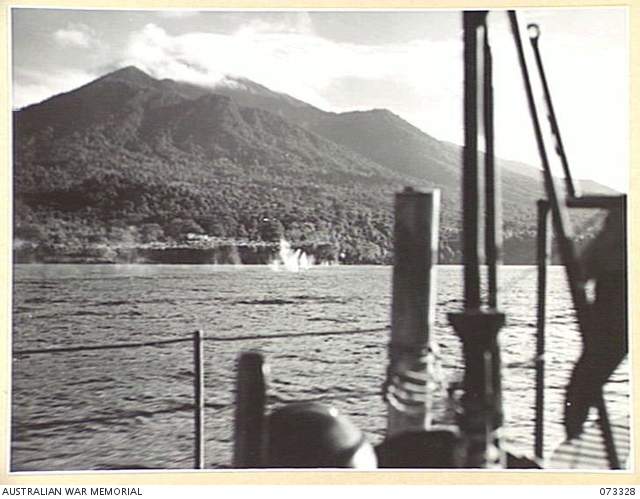 KARKAR ISLAND, NEW GUINEA. 1944-05-18. OERLIKON SHELLS RICOCHET OFF THE ...