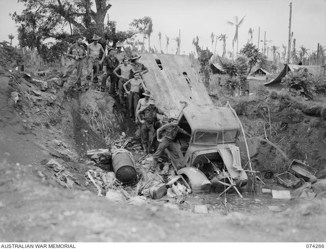 HANSA BAY, NEW GUINEA. 1944-06-22. TROOPS OF THE 8TH FIELD COMPANY ...
