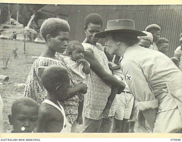 LAE, NEW GUINEA. 1945-03-27. LADY WAKEHURST, TALKS TO A NATIVE CHILD IN ...