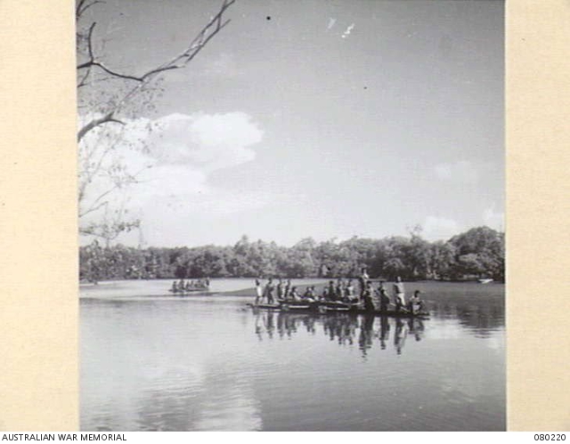 HANSA BAY, NEW GUINEA. 1944-07-08. A PATROL RETURNING DOWN THE BOTOI ...