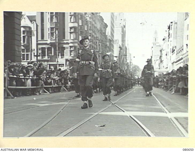 MELBOURNE, VICTORIA. 1944-09-29. MEMBERS OF THE SIGNAL CORPS ...