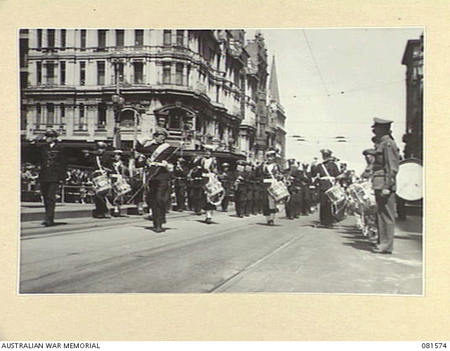 MELBOURNE, VICTORIA, AUSTRALIA. 1944-10-20. THE RAN BAND LEADS MEMBERS ...