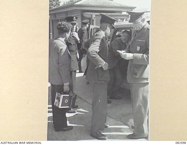 MELBOURNE, VIC. 1944-11. MAJOR COLLINS, AUSTRALIAN ARMY AMENITIES ...
