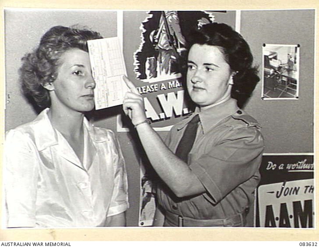 SYDNEY, NSW. 1944-11-29. MRS K. SMITH (1), RECEIVES AN EYE SIGHT TEST ...