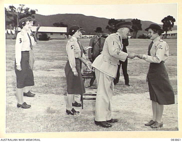 DARLEY, VIC. 1944-12-08. BRIGADIER RAYMOND W. TOVELL (1) HANDS LIEUTENANT A. COOK (2) HER STARS ...