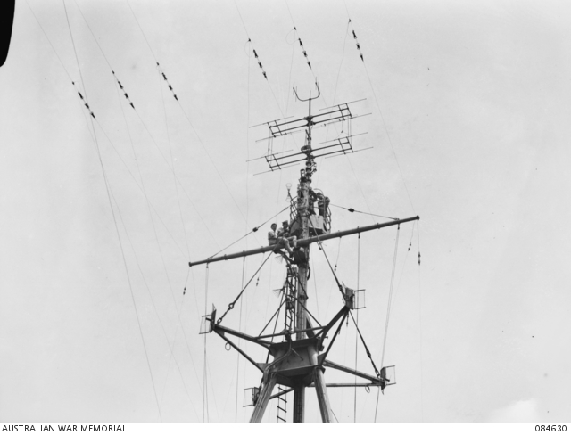SYDNEY HARBOUR, NSW. 1944-12-19. THE TOP SECTION OF THE MAIN MAST ON ...