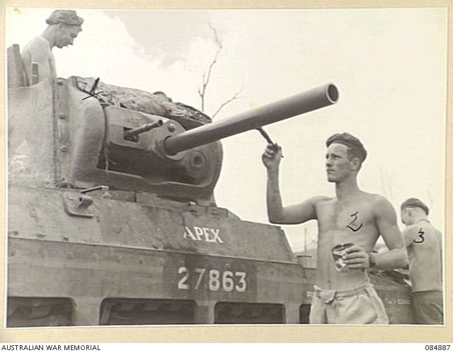 WONDECLA, QLD. 1944-12-27. A 3 INCH HOWITZER ON A MATILDA TANK BEING ...