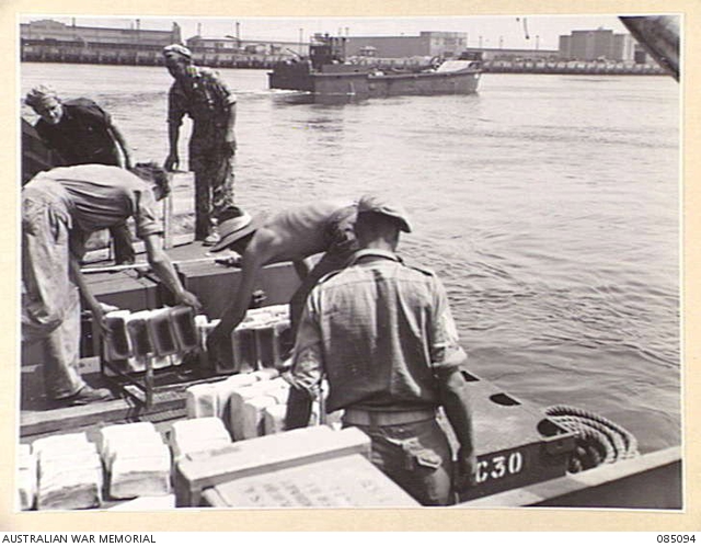 APPLETON DOCKS, MELBOURNE, VIC. 1945-01-09. FRESH BREAD BEING LOADED ...