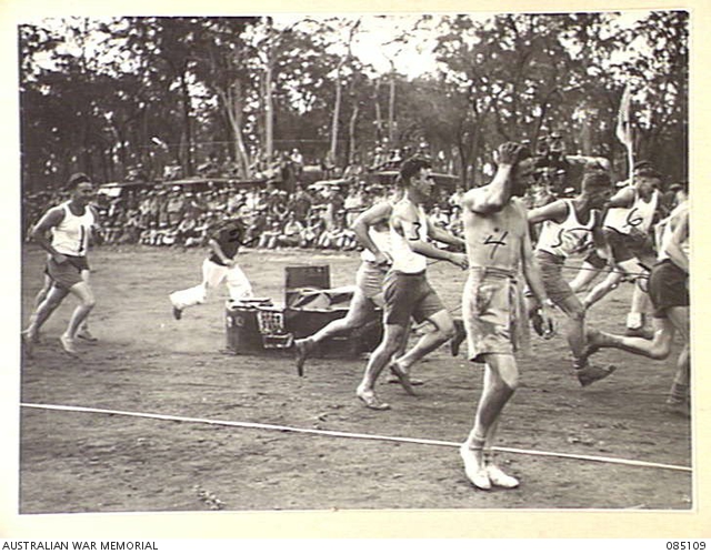 RAVENSHOE, QLD. 1944-12-28. A TEAM COMING INTO THE STRAIGHT AFTER A ...