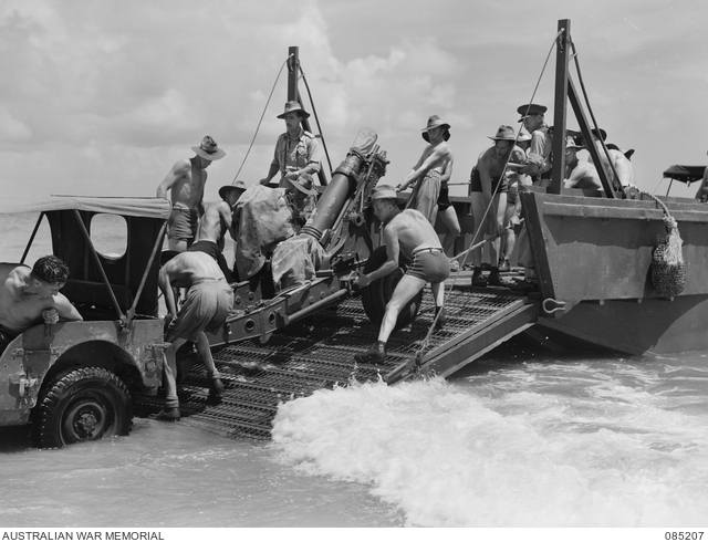 CAIRNS, QLD. 1944-01-05. THE SPADE OF A SHORT 25 PDR GUN MK I CATCHES ...