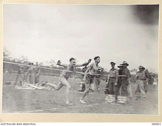 HERBERTON, QLD. 1945-01-19. THE FINISH OF THE 880 YARDS SPRINT DURING ...